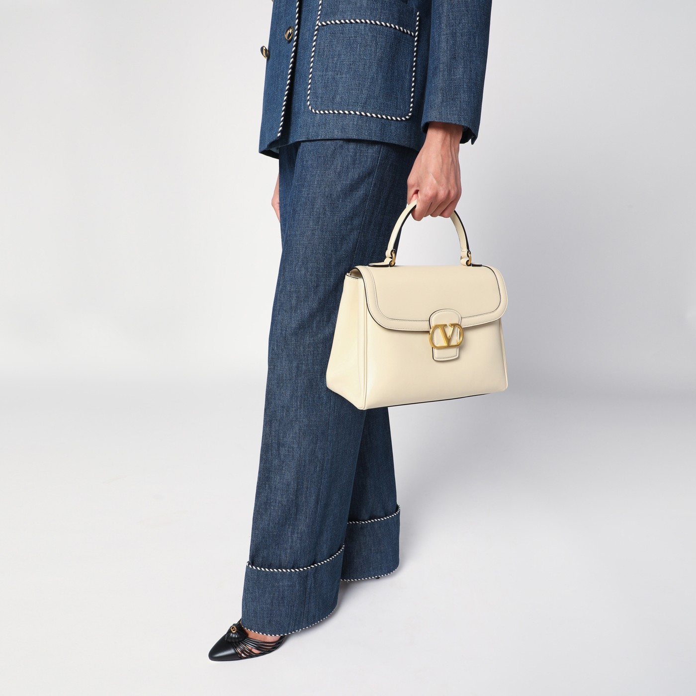 Valentino Garavani Borsa a tracolla grande 9TO5 color burro | TheDoubleF