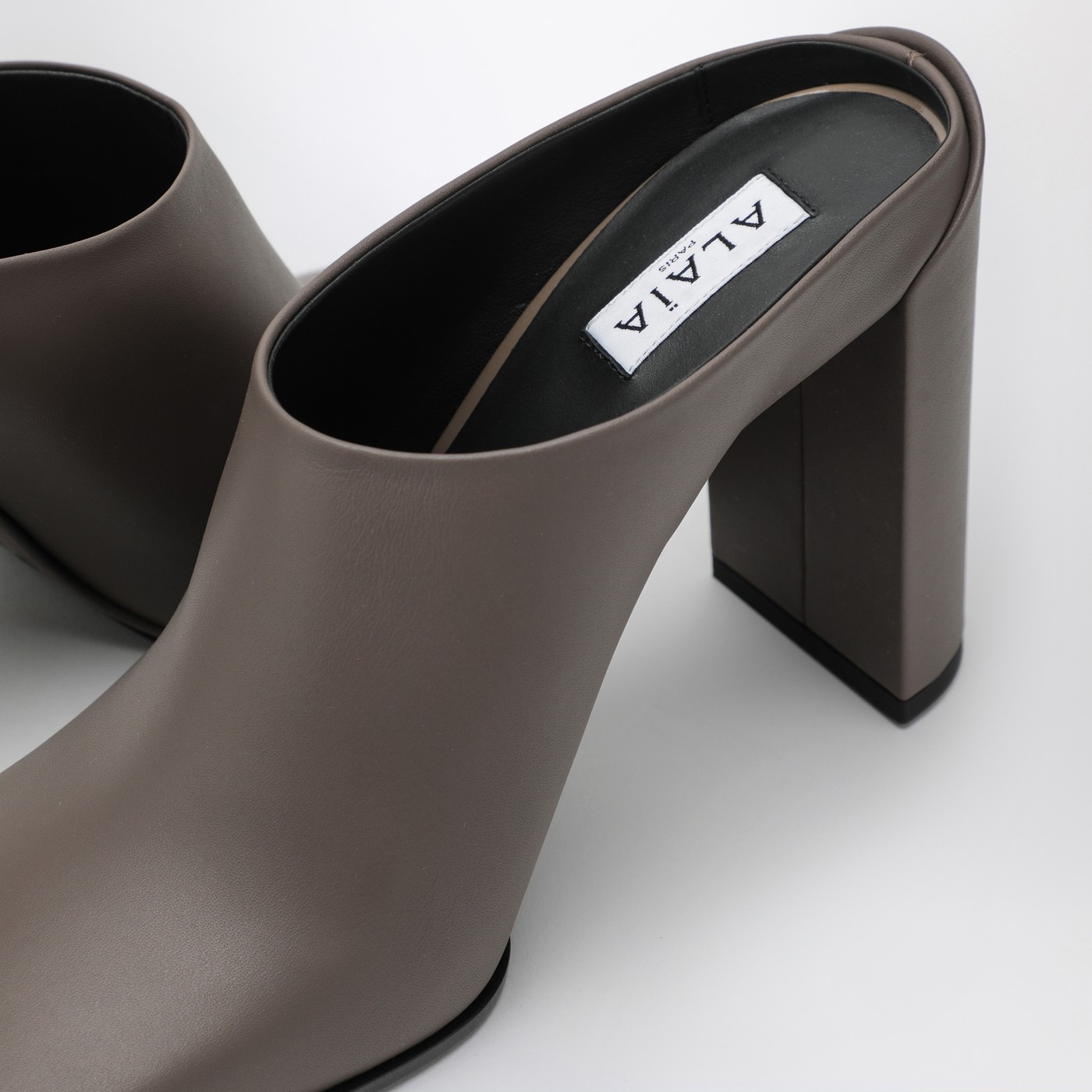 Alaïa Mule mit eckiger Spitze in Taupegrau | TheDoubleF