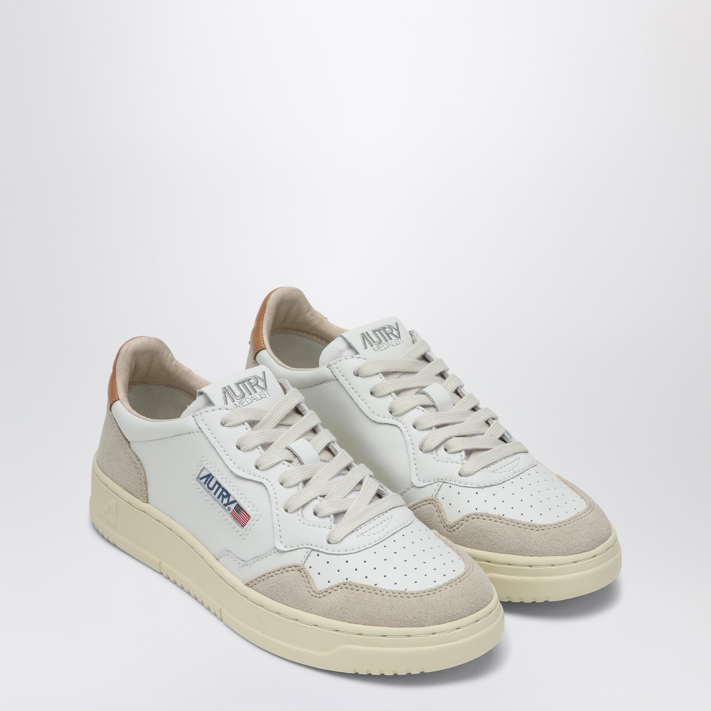 AUTRY Medalist sneakers in white/sand leather and suede | TheDoubleF