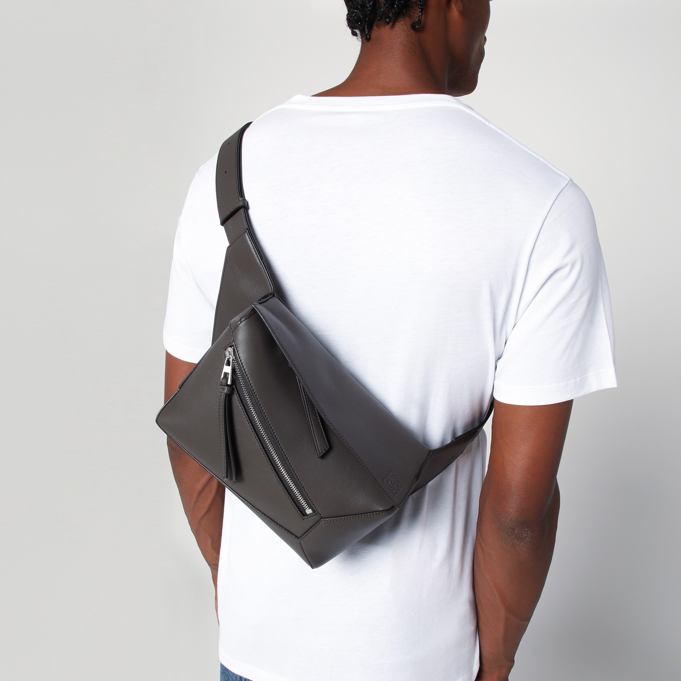 Loewe Marsupio Puzzle piccolo grigio scuro | TheDoubleF