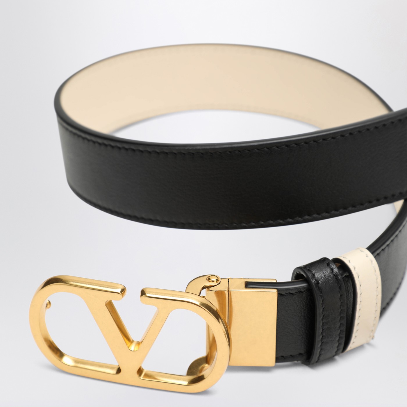 Valentino Garavani Reversible VLogo Signature belt in black/light pink ...