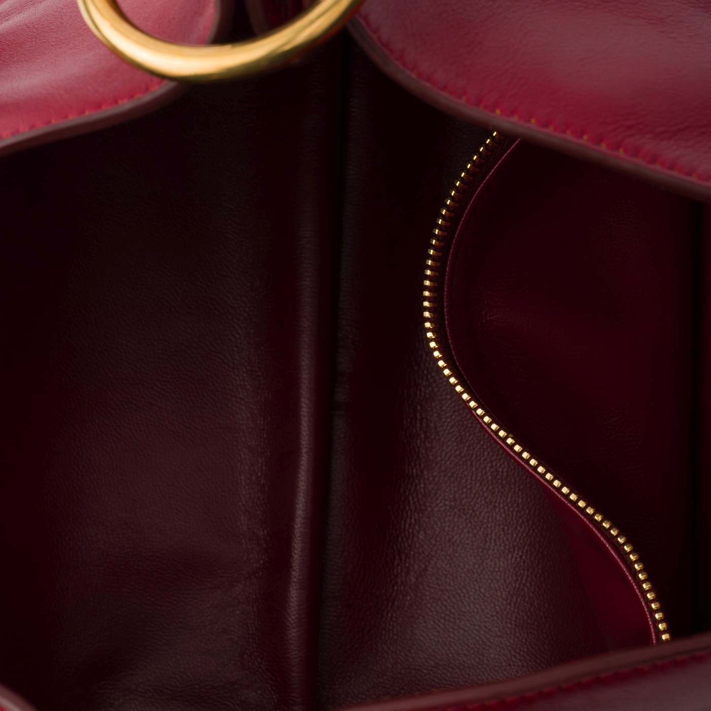 Prada Sac à épaule Prada Etude large en cuir couleur rubis | TheDoubleF