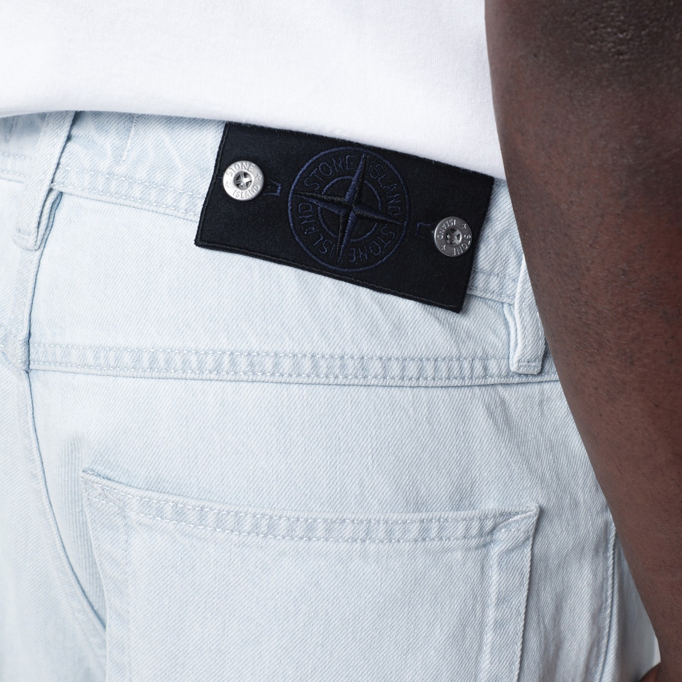 Stone Island Wide-Leg-Jeans in hellem Indigo | TheDoubleF