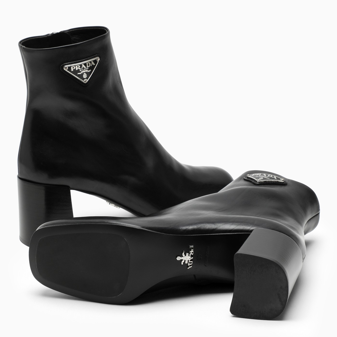 Prada Bottine à Talon Noir En Cuir Avec Triangle Logo Thedoublef