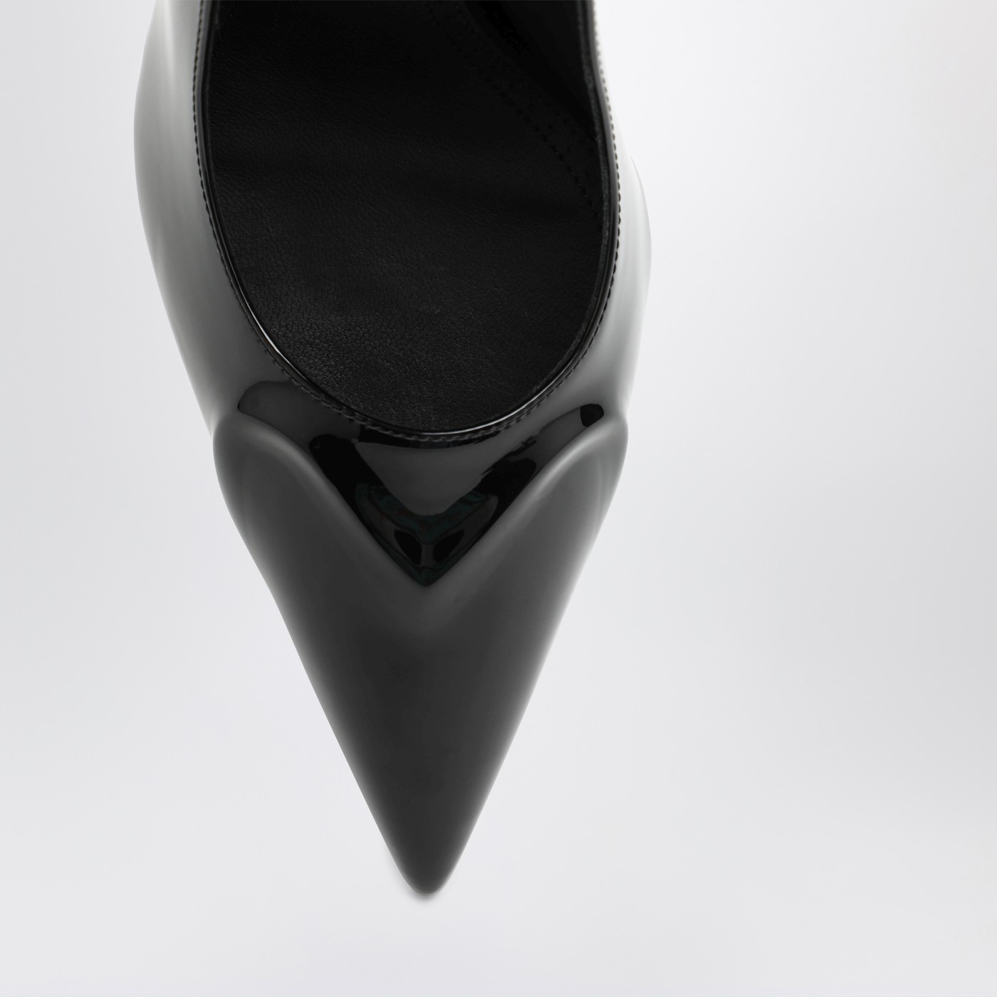 Alaïa Pumps Le Coeur 3D 90 in black varnish | TheDoubleF