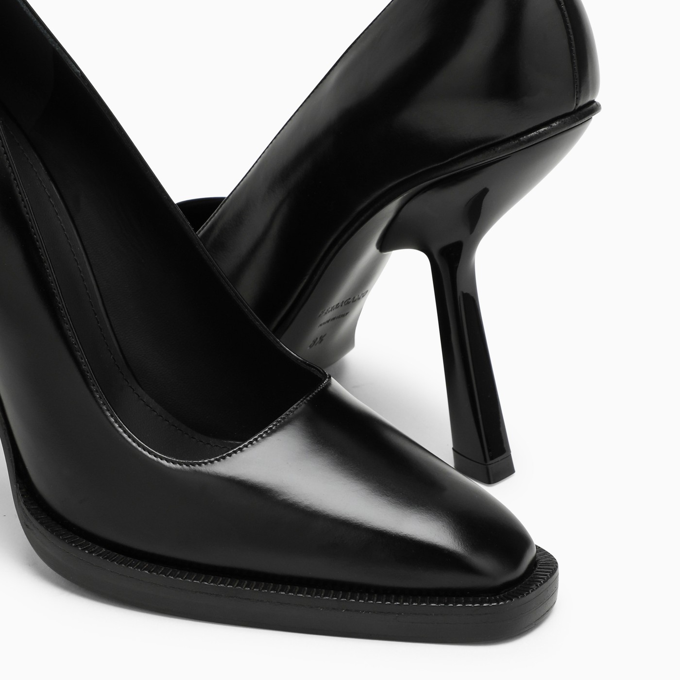 Ferragamo Black décolleté with moulded heel | TheDoubleF