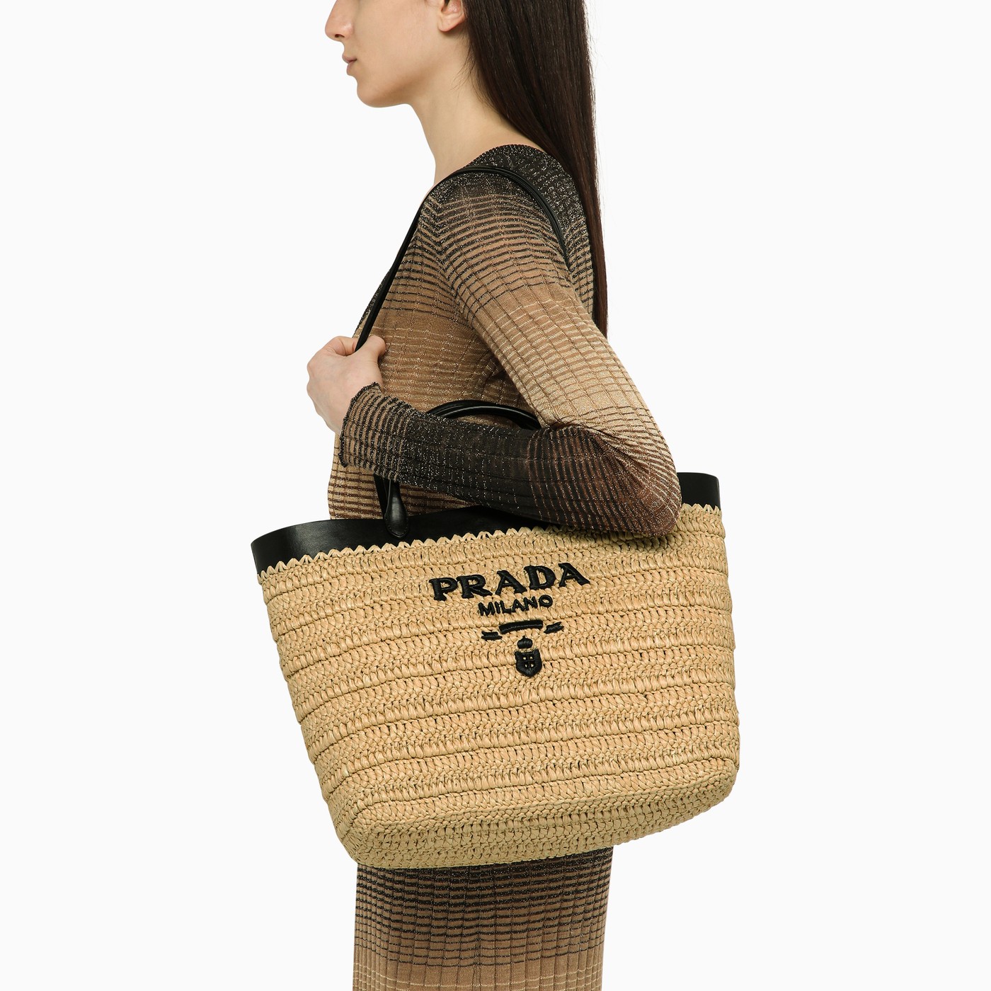 Prada Tote grande in raffia e pelle nera con logo | TheDoubleF