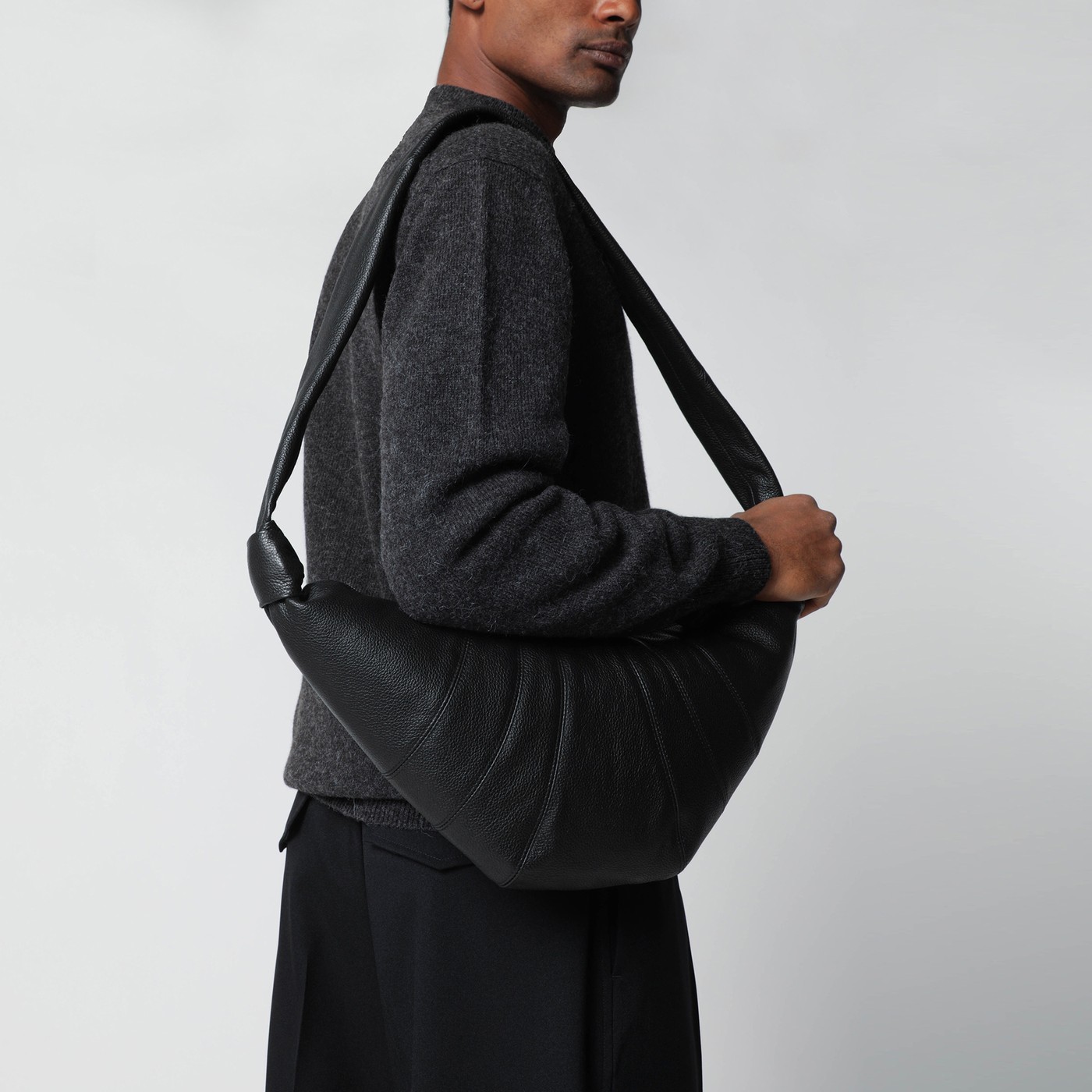 LEMAIRE Sac Croissant moyen en cuir noir | TheDoubleF